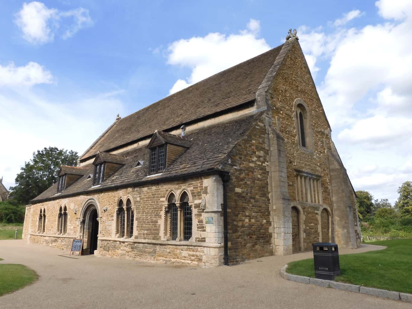 Oakham Castle and its 500-year collection of horseshoes - Luxurious ...